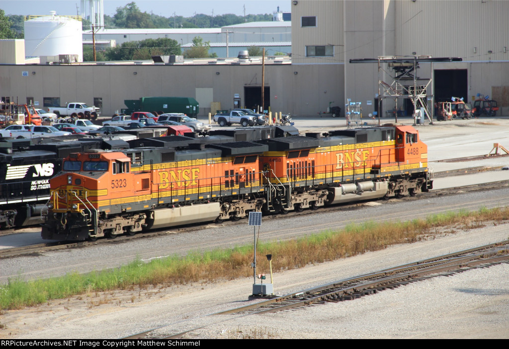 BNSF 5323 & BNSF 4488